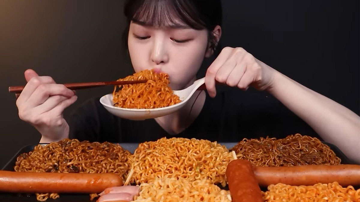 Mukbang nghĩa là gì? Tại sao nhiều người thích xem Mukbang?